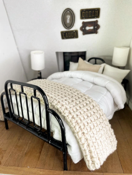 1:12 Scale Dollhouse Sillhoutee Bed – Mustard Miniatures